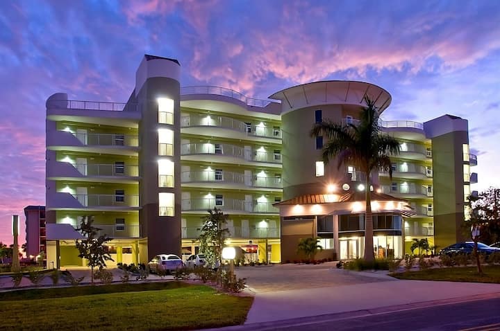 3 Stylish Units W/balcony | 0.5 Mi To Sunset Beach - Treasure Island, FL