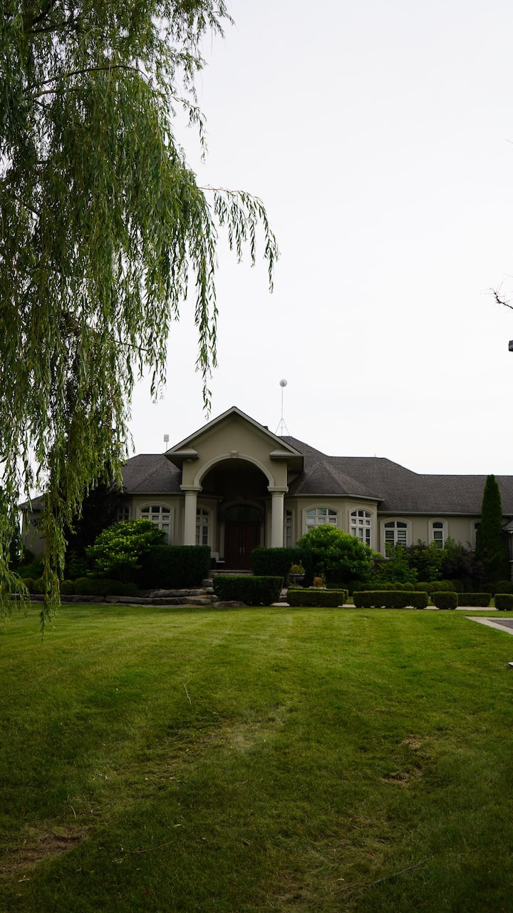 Luxury Private Home With Landscaping Throughout - Vaughan