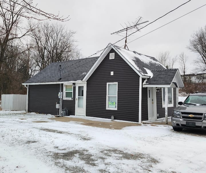 Cozy 1 Bedroom Cottage. - Valparaiso, IN