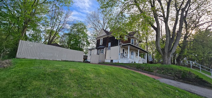 Big Private Central Akron Home 12 Guest 5 Bedroom - Cuyahoga Valley National Park