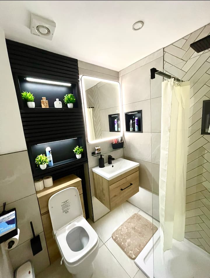 West-end: 2 Bed Flat Entire Place W/ Free Parking. - Glasgow