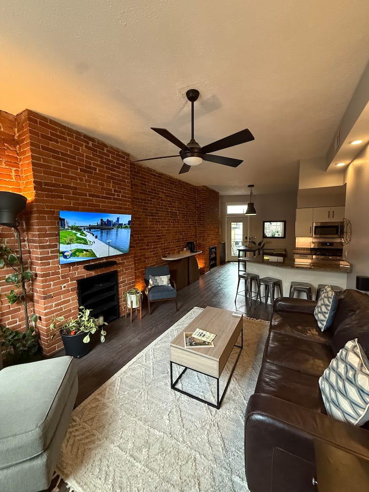 Clean, Cozy & Walkable Condo W/ Luxury Upgrades - Pittsburgh