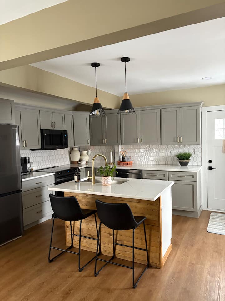 Finland House Cle| Boutique Retreat With Hot Tub - Cleveland, OH