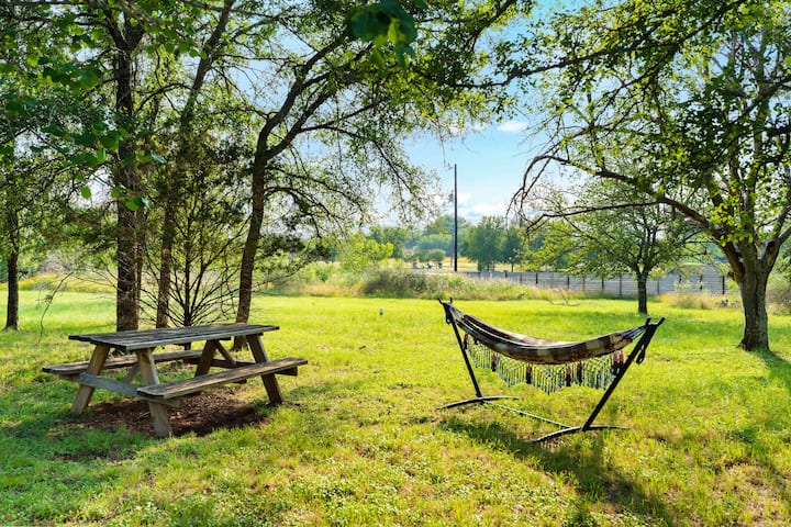 Hill Country Escape! 3br + Bbq, Wifi, Sleeps 10! - Marble Falls, TX