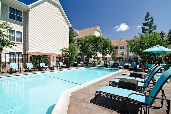 Relax And Unwind! Outdoor Pool, Full Kitchen! - Fresno, CA