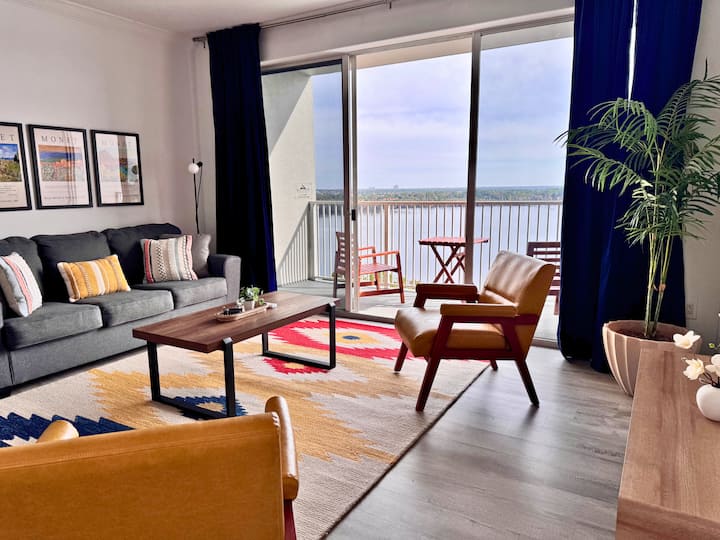 Modern Lake View Condo 1 Mile From Disney - SeaWorld Orlando, Orlando