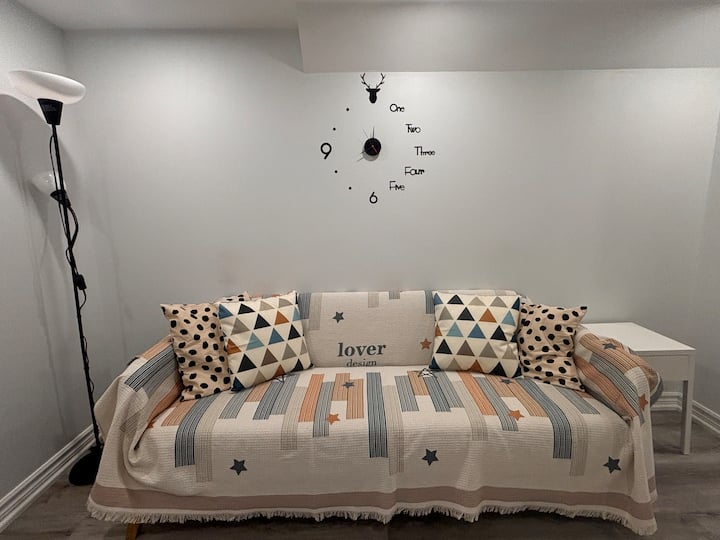 2 Beds Lower Lvl Apt W/parking - Toronto, ON