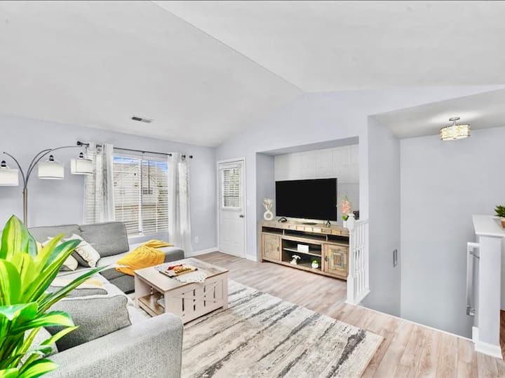 Luxurious Condo | 2br 1ba | Great Location - Rockford, IL