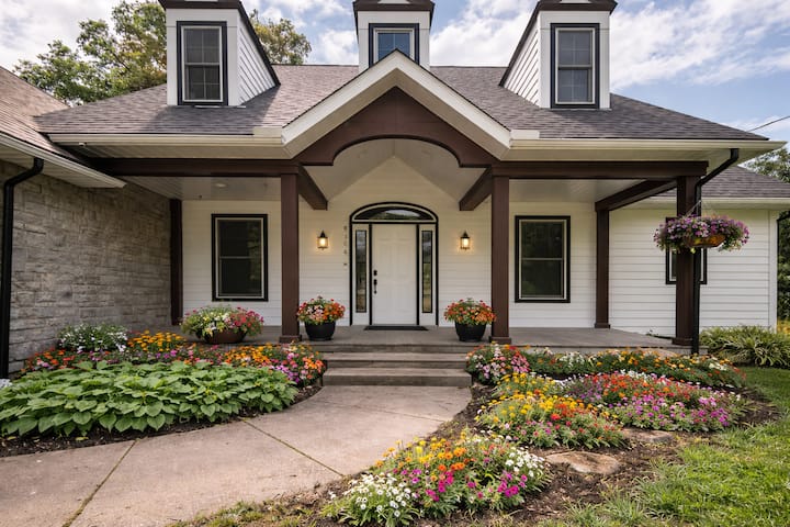 Cozy Renovated Farmhouse | 4500+ Sq Ft | Patio - Polaris, OH