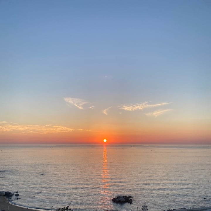 The 강릉 Ocean Stay  #쓰리룸오션뷰12# 넷플릭스#3룸#침대에서일출조망 - Gangneung-si