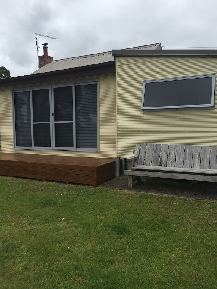 Lettes Hideaway
"Waterview"
Water Front Shack. - Strahan
