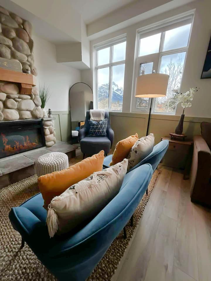 Three Peaks Getaway 2 Bedrooms & 2 Bath-sleeps 6 - キャンモア