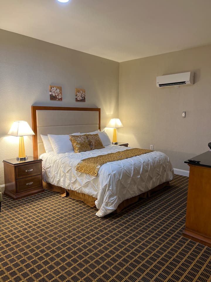 Hotel Pinehurst- Magnolia Suite 102 - Laurel, MS