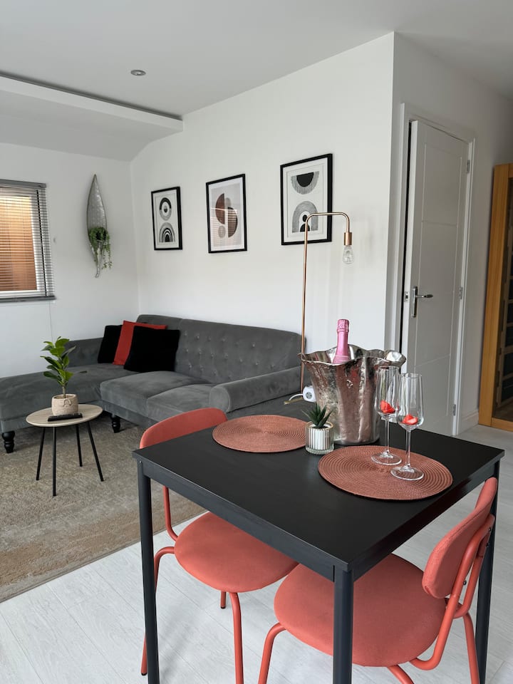 Cozy King-bed Cabin With Private Sauna - Thurrock