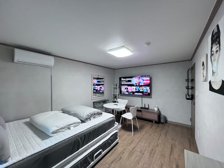 #둔산동 중심! #타임월드 3분 #넓은 투룸 #퀸침대 4개 #1~8명 #무료주차~단기임대 - Daejeon