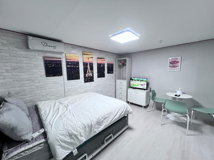 Aurora |넓은 원룸|퀸침대 2개/대전의 중심/둔산동, 롯백성심당~/카이스트/무료주차! - Daejeon