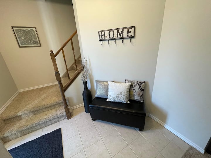 Lakeview Villa – Elegant & Cozy 3 Br Vacation Home - Saskatoon