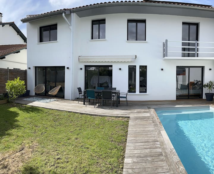 Maison Idéalement Située Avec Piscine Et Garage - Saint-Jean-de-Luz