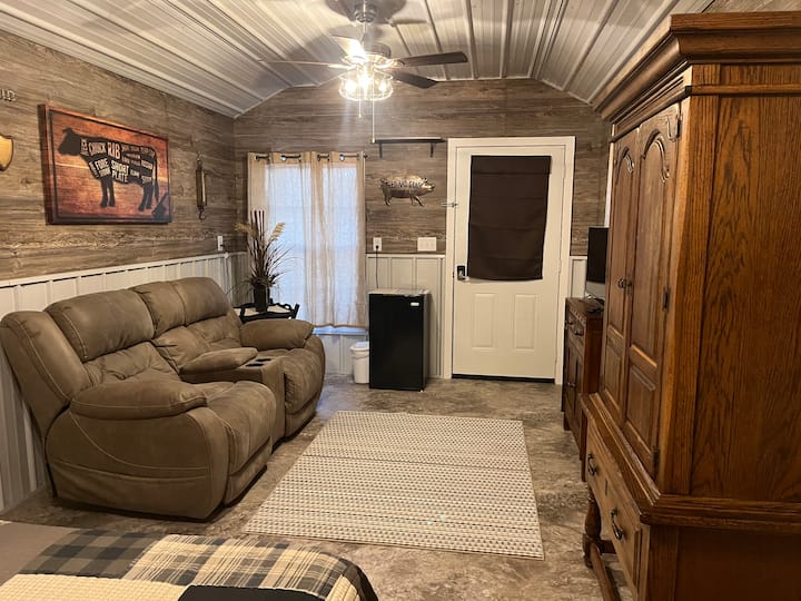 “Leroy” One Of The 5 Tiny Cabins On Osage River - ユージーン, MO