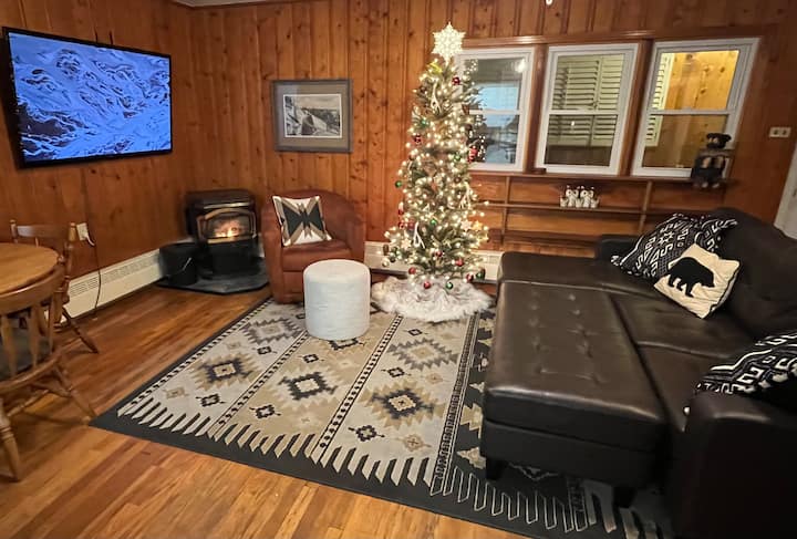 Bearbnb Cozy Cloudcroft Village Cabin - Cloudcroft, NM