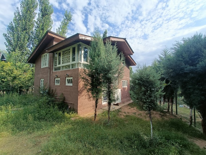 Trekker's Rest Cozy Mountain N Forest Hideaway - Srinagar