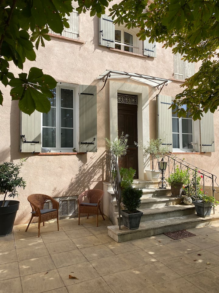 Dans Une Bastide Provençale - Gémenos