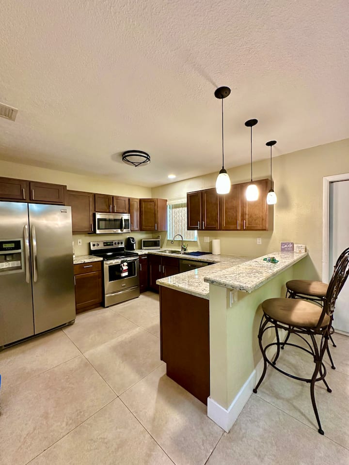 Private Apartment 5 Mins To Beach Free Parking - Dania Beach, FL