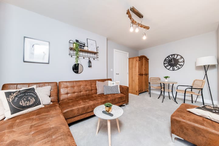 3 Bedroom House Stylish City Home & Parking - Salford