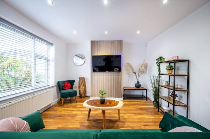 Stylish 3 Bedroom Home | Sleeps 7 | Long Stays - Manchester
