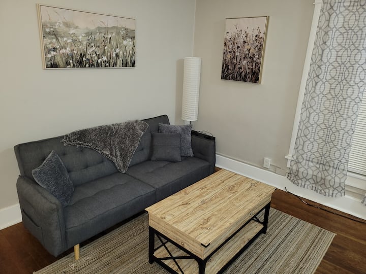 Jim's Joint
Cozy 1br Flat In St. Joseph - Saint Joseph, MO