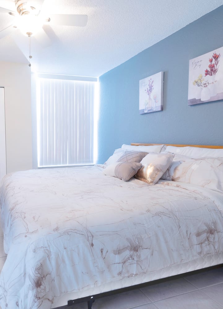 Beautiful 2/2 Beach Front Condo Pompano Beach - Pompano Beach, FL