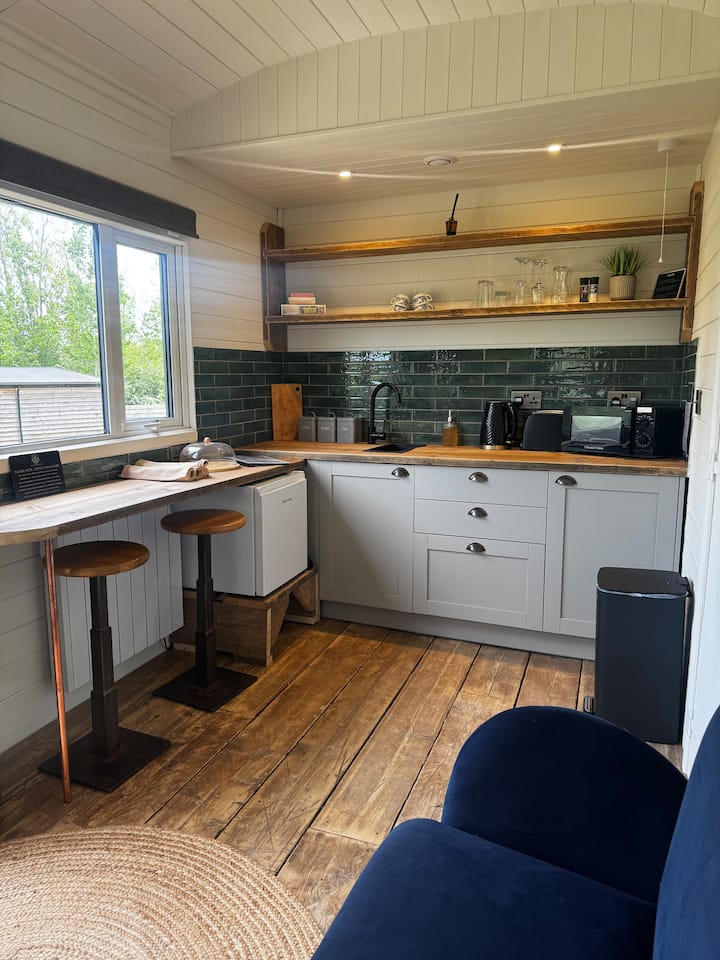 Lakeside Shepard's Hut ‘Sanderling’ - Evesham
