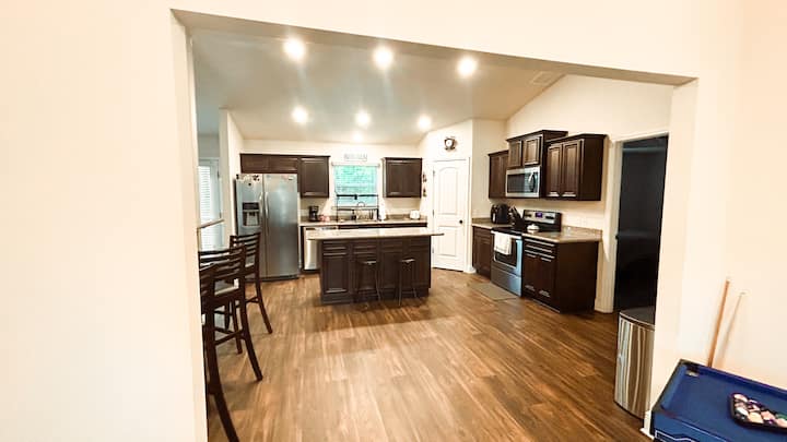 Large 4br Home Near Base, Shops & 3miles To Beach - Navarre, FL