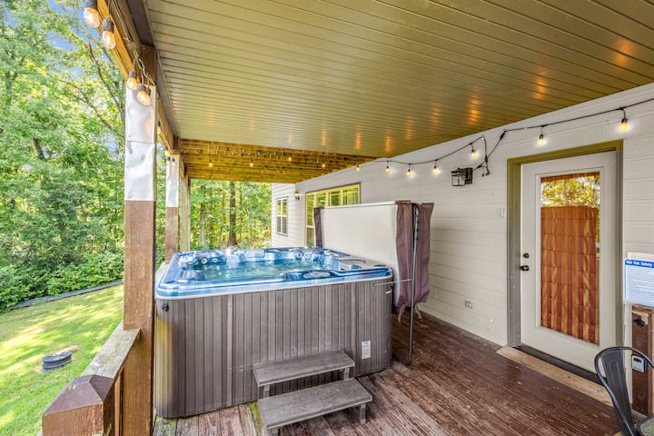 Velo Vista Lakeview Retreat W/ Hot Tub & Game Room - Bella Vista, AR