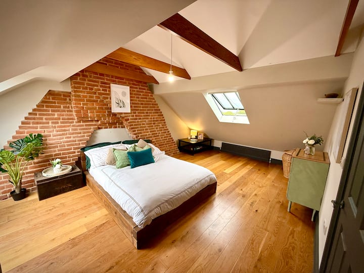 Homely Wivenhoe Penthouse Apartment - Colchester