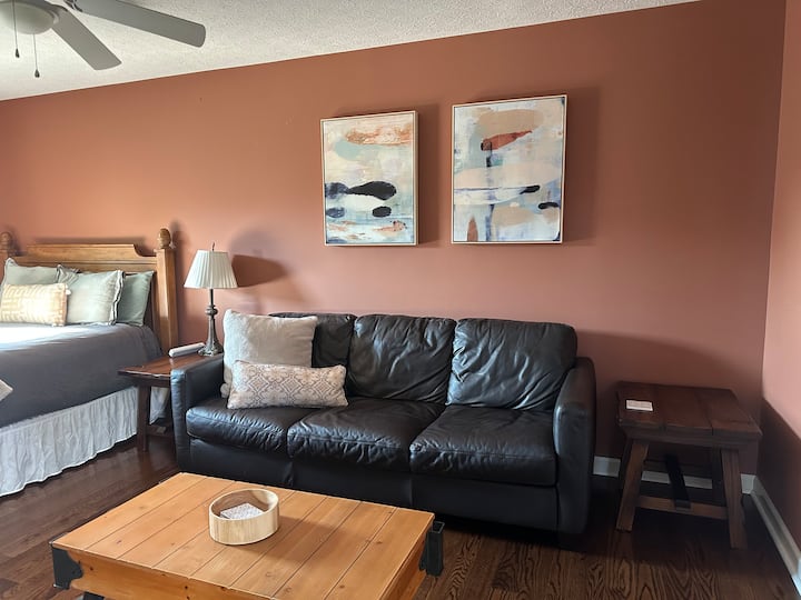 Satisfying 10th Street Studio Apartment - Bowling Green, KY