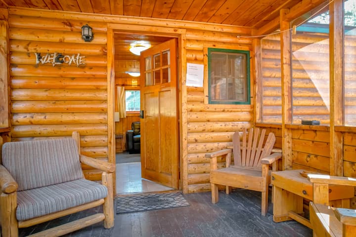 Riverside Knotty Pine Cabin - Holiday - Estes Park, CO