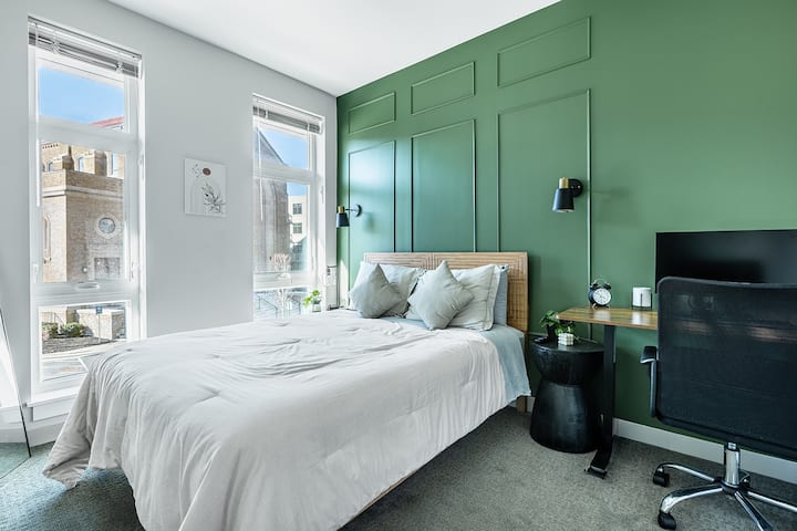 The Martin : Groups • Modern • Cozy • W/d - Newton, MA