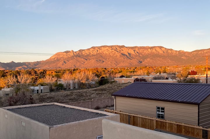 Joy's Townhome! Mountain Views From The Balcony! - Albuquerque, NM