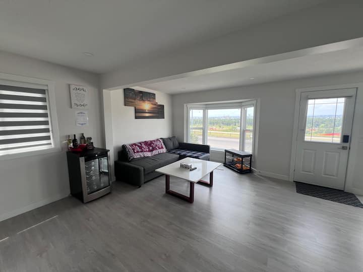 Hys Spacious 2br Home, Prime Spot! - Calgary