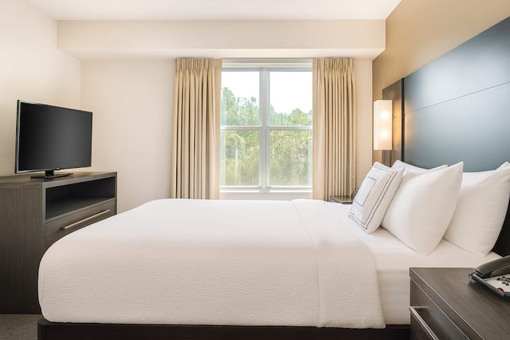Pet-friendly 2br Suites With Free Breakfast, Pool! - Raleigh, NC
