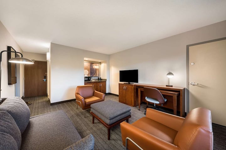 2 Comfortable Units! W/ Outdoor Pool, Pet-friendly - Santa Clara, CA