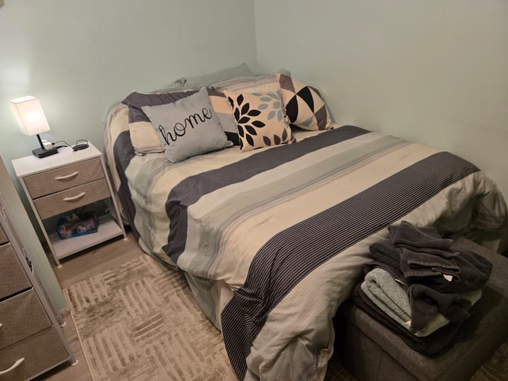 Cool And Cozy Basement Studio - Orangeville