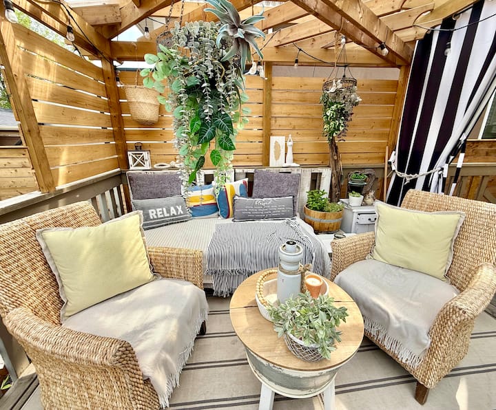 European Nest-over 1000 Sq Ft Private Main Floor - Calgary