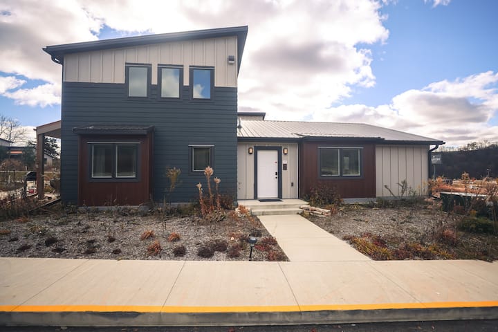 Bluffside Gardens Redbud Series Unit 1a - ディコーラ, IA