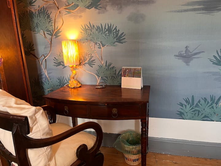 Large Victorian Room With Superking Bed - Llandrindod Wells