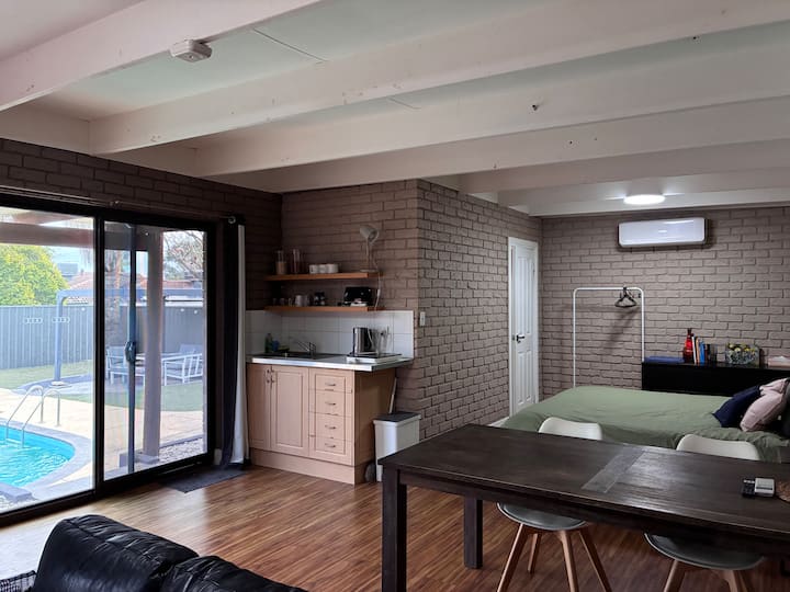 Pool View Studio Close To Beach - Perth