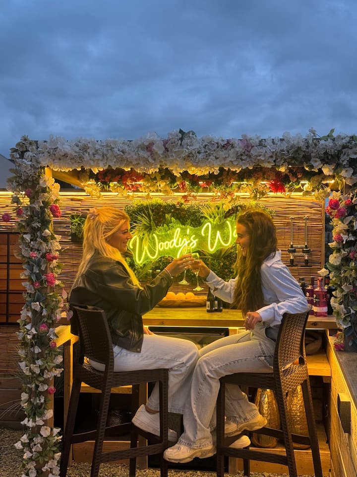 Woody's Watch-private Hot Tub & Outdoor Smart Tv - Llandudno