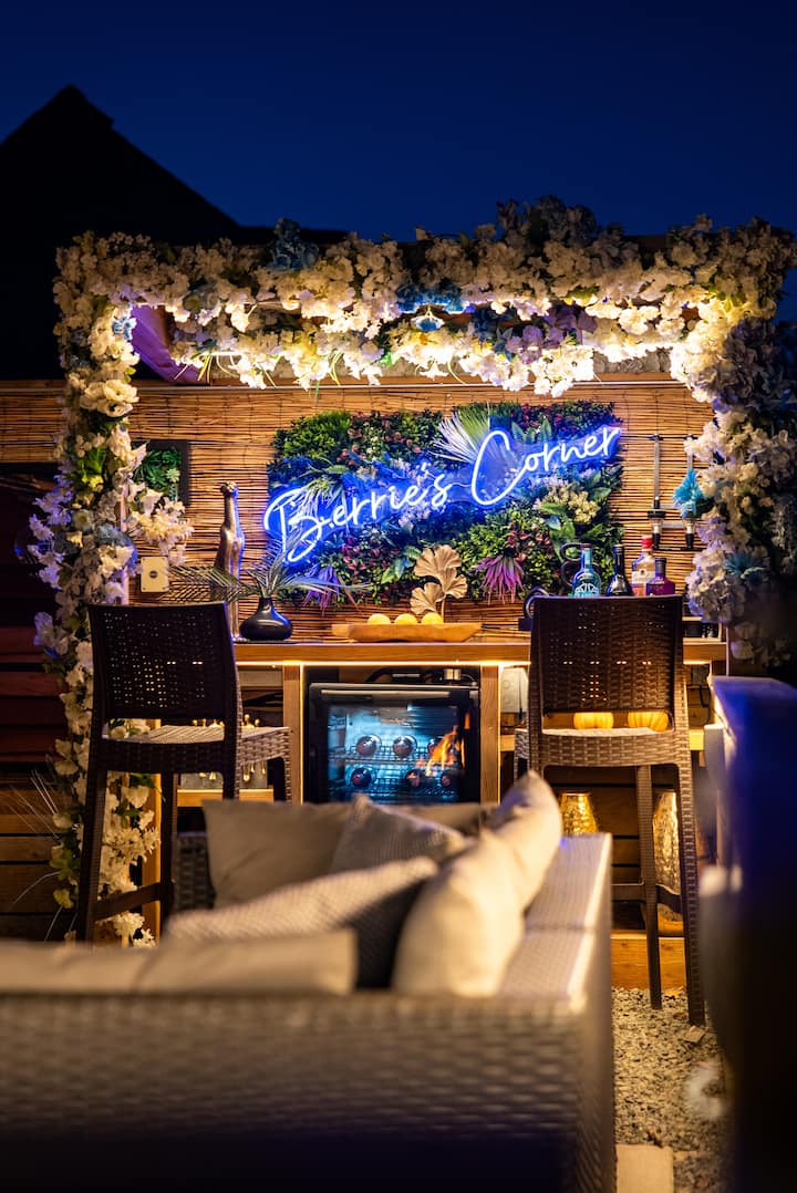 Berries Corner-private Hot Tub & Outdoor Smart Tv - Llandudno