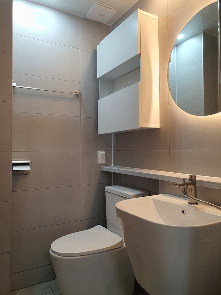 <둔산동 번화가 & 갤러리아 도보 3분!> #1~3명 #퀸침대 #무료주차 #단기임대 굿~! - Daejeon